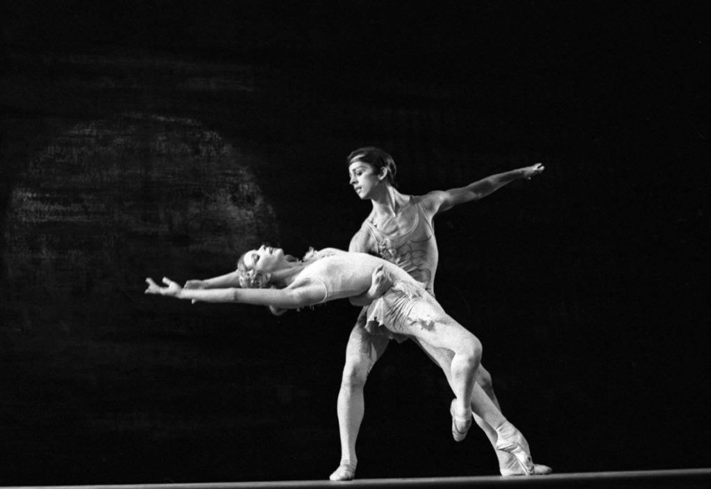 LARRY RHODES (1939-2019) CALOU-SE UMA VOZ DOCE, CONHECEDORA E SENSATA ...